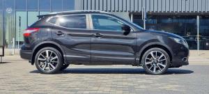 Black Nissan Qashqai 2015 in Siauliai, with an engine capacity of 1.60 L and mileage of 202 thousand km for 8800 €, photo 9 on AUTOMOTO.COM.LV