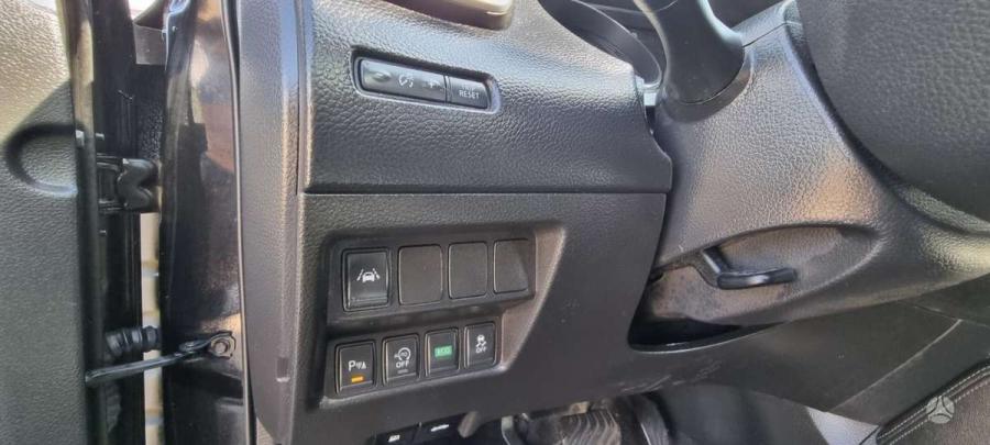 Black Nissan Qashqai 2015 in Siauliai, with an engine capacity of 1.60 L and mileage of 202 thousand km for 8800 €, photo 13 on AUTOMOTO.COM.LV