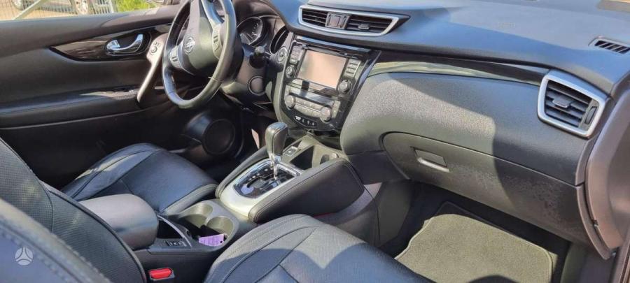 Black Nissan Qashqai 2015 in Siauliai, with an engine capacity of 1.60 L and mileage of 202 thousand km for 8800 €, photo 16 on AUTOMOTO.COM.LV
