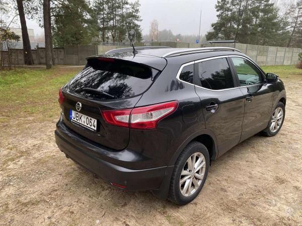 Black Nissan Qashqai 2015 in Vilnius, with an engine capacity of 1.20 L and mileage of 172 thousand km for 9200 €, photo 4 on AUTOMOTO.COM.LV
