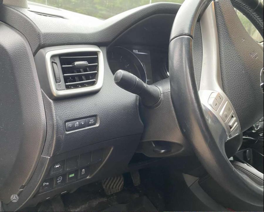 Black Nissan Qashqai 2015 in Vilnius, with an engine capacity of 1.20 L and mileage of 172 thousand km for 9200 €, photo 9 on AUTOMOTO.COM.LV