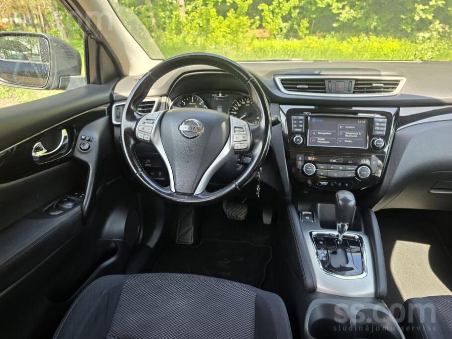 Black Nissan Qashqai 2015 in Riga, with an engine capacity of 1.60 L and mileage of 0 thousand km for 8450 €, photo 4 on AUTOMOTO.COM.LV