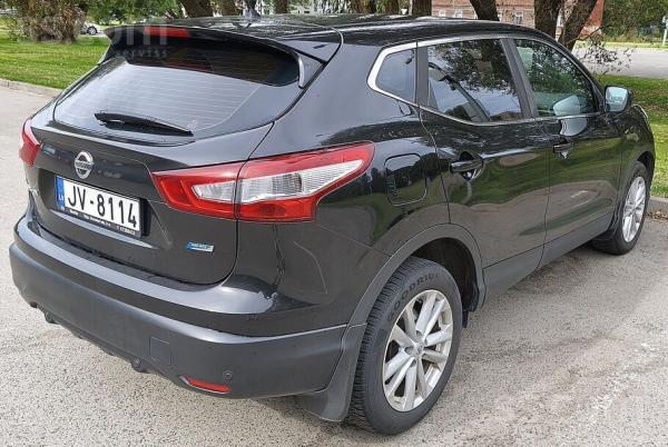 Nissan Qashqai 2015 in Riga on AUTOMOTO.COM.LV Black Nissan Qashqai 2015 in Riga, with an engine capacity of 1.50 L and mileage of 224 thousand km for 7600 €, photo 5 on AUTOMOTO.COM.LV