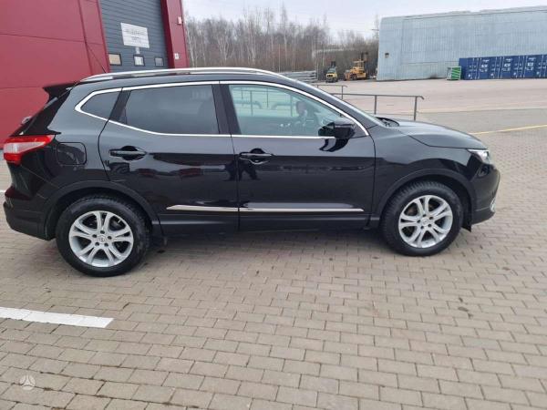 Black Nissan Qashqai 2016 in Kaunas, with an engine capacity of 1.46 L and mileage of 219 thousand km for 8650 €, photo 3 on AUTOMOTO.COM.LV