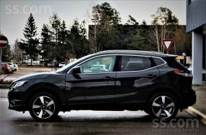 Black Nissan Qashqai 2016 in Riga, with an engine capacity of 1.60 L and mileage of 172 thousand km for 9790 €, photo 3 on AUTOMOTO.COM.LV