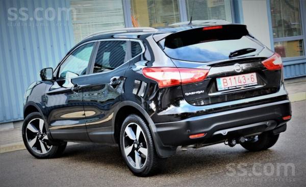 Black Nissan Qashqai 2016 in Riga, with an engine capacity of 1.60 L and mileage of 172 thousand km for 9790 €, photo 4 on AUTOMOTO.COM.LV