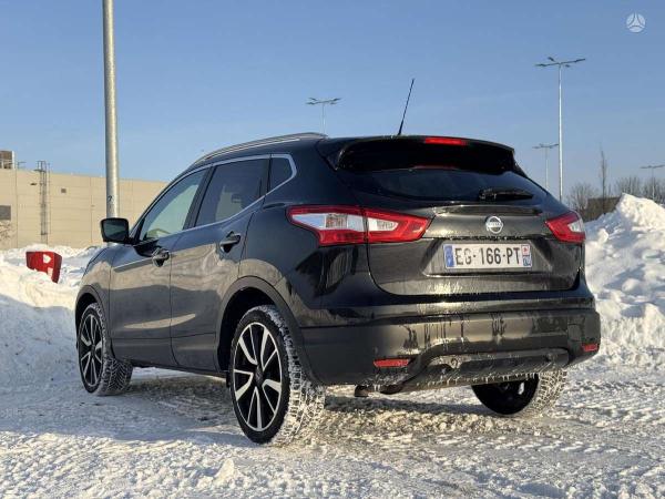 Black Nissan Qashqai 2016 in Klaipeda, with an engine capacity of 1.60 L and mileage of 140 thousand km for 8900 €, photo 2 on AUTOMOTO.COM.LV