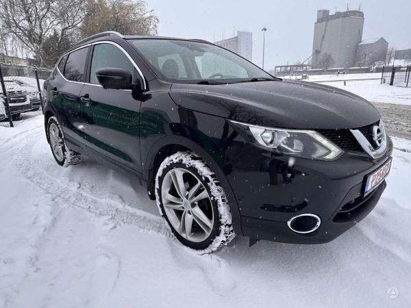 Black Nissan Qashqai 2016 in Marijampole, with an engine capacity of 1.60 L and mileage of 228 thousand km for 7800 €, photo 1 on AUTOMOTO.COM.LV
