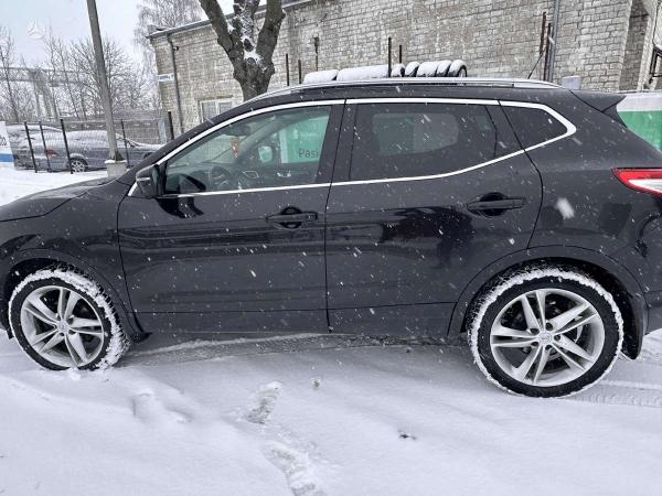 Black Nissan Qashqai 2016 in Marijampole, with an engine capacity of 1.60 L and mileage of 228 thousand km for 7800 €, photo 9 on AUTOMOTO.COM.LV