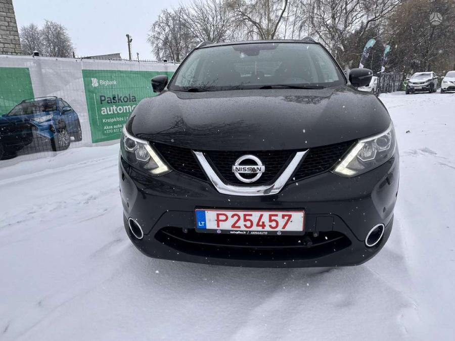 Black Nissan Qashqai 2016 in Marijampole, with an engine capacity of 1.60 L and mileage of 228 thousand km for 7800 €, photo 3 on AUTOMOTO.COM.LV