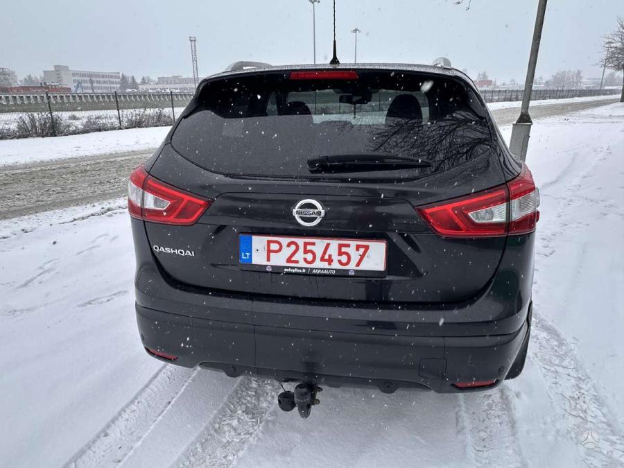 Black Nissan Qashqai 2016 in Marijampole, with an engine capacity of 1.60 L and mileage of 228 thousand km for 7800 €, photo 7 on AUTOMOTO.COM.LV