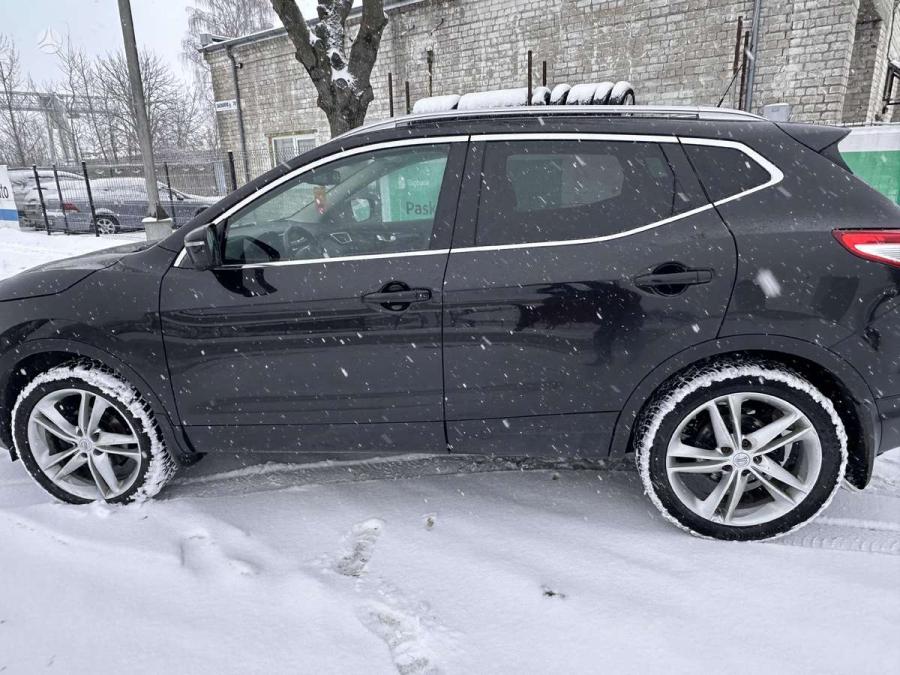 Black Nissan Qashqai 2016 in Marijampole, with an engine capacity of 1.60 L and mileage of 228 thousand km for 7800 €, photo 9 on AUTOMOTO.COM.LV