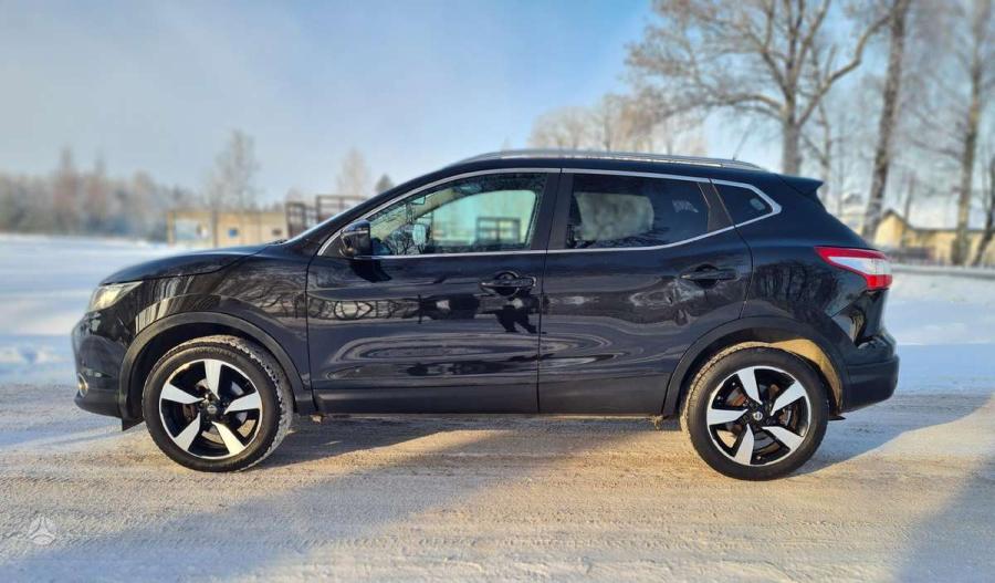 Black Nissan Qashqai 2016 in Taurage, with an engine capacity of 1.20 L and mileage of 127 thousand km for 8100 €, photo 5 on AUTOMOTO.COM.LV