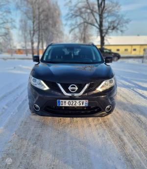 Black Nissan Qashqai 2016 in Taurage, with an engine capacity of 1.20 L and mileage of 127 thousand km for 8100 €, photo 7 on AUTOMOTO.COM.LV