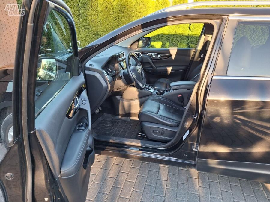 Black Nissan Qashqai 2016 in Vilnius, with an engine capacity of 1.60 L and mileage of 201 thousand km for 8900 €, photo 7 on AUTOMOTO.COM.LV