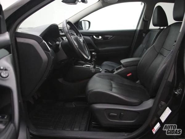 Black Nissan Qashqai 2016 in Vilnius, with an engine capacity of 1.60 L and mileage of 212 thousand km for 10899 €, photo 4 on AUTOMOTO.COM.LV