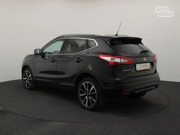 Black Nissan Qashqai 2016 in Vilnius, with an engine capacity of 1.60 L and mileage of 212 thousand km for 10899 €, photo 7 on AUTOMOTO.COM.LV