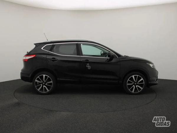 Black Nissan Qashqai 2016 in Vilnius, with an engine capacity of 1.60 L and mileage of 212 thousand km for 10899 €, photo 9 on AUTOMOTO.COM.LV