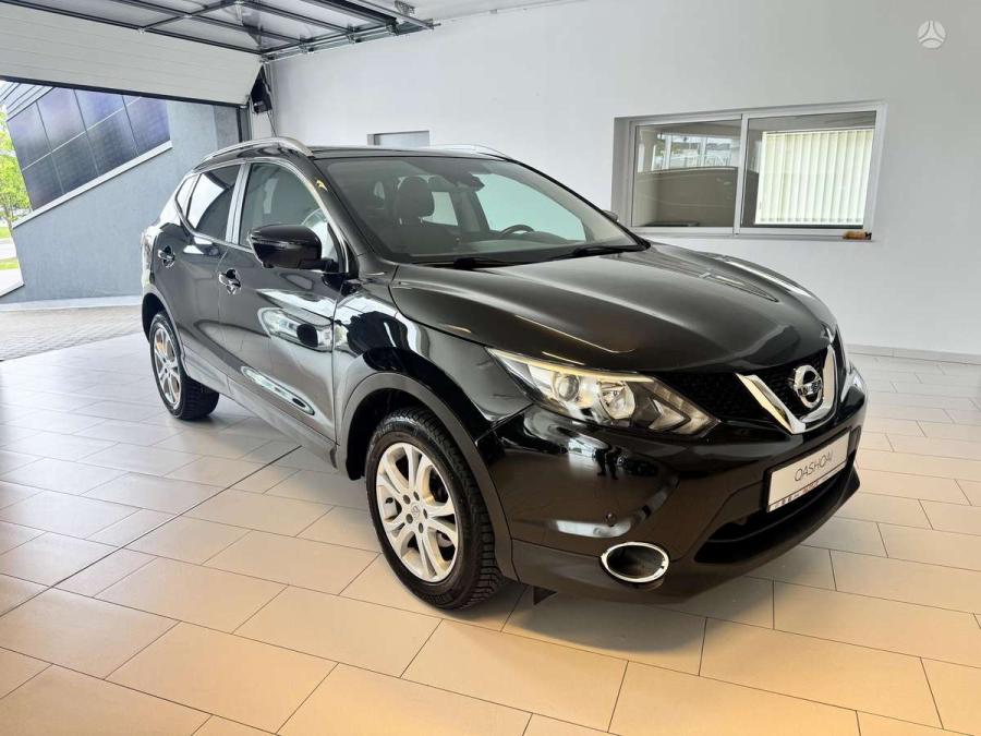 Black Nissan Qashqai 2016 in Siauliai, with an engine capacity of 1.20 L and mileage of 74 thousand km for 10300 €, photo 1 on AUTOMOTO.COM.LV