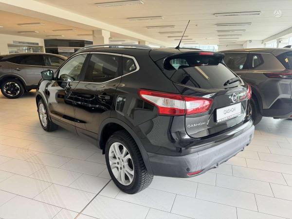 Black Nissan Qashqai 2016 in Siauliai, with an engine capacity of 1.20 L and mileage of 74 thousand km for 10300 €, photo 3 on AUTOMOTO.COM.LV