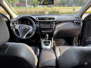 Black Nissan Qashqai 2016 in Vilnius, with an engine capacity of 1.20 L and mileage of 150 thousand km for 10500 €, photo 3 on AUTOMOTO.COM.LV