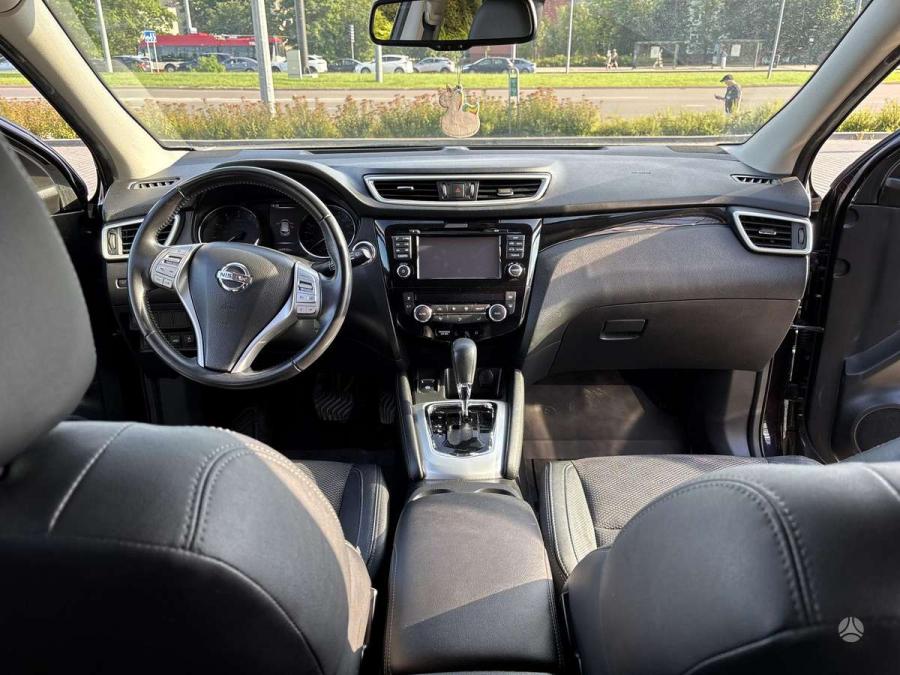 Black Nissan Qashqai 2016 in Vilnius, with an engine capacity of 1.20 L and mileage of 150 thousand km for 10500 €, photo 3 on AUTOMOTO.COM.LV