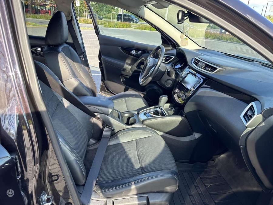 Black Nissan Qashqai 2016 in Vilnius, with an engine capacity of 1.20 L and mileage of 150 thousand km for 10500 €, photo 4 on AUTOMOTO.COM.LV