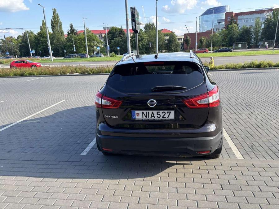 Black Nissan Qashqai 2016 in Vilnius, with an engine capacity of 1.20 L and mileage of 150 thousand km for 10500 €, photo 6 on AUTOMOTO.COM.LV