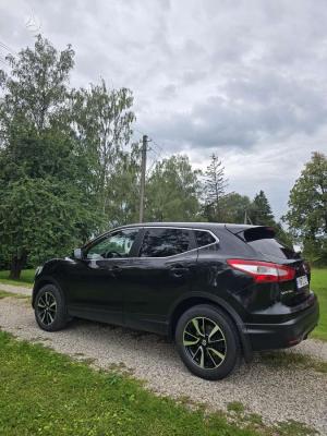 Black Nissan Qashqai 2016 in Vilnius, with an engine capacity of 1.46 L and mileage of 190 thousand km for 10900 €, photo  on AUTOMOTO.COM.LV