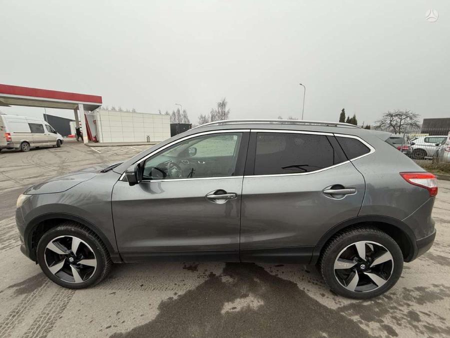 Black Nissan Qashqai 2017 in Taurage, with an engine capacity of 1.60 L and mileage of 175 thousand km for 8900 €, photo 2 on AUTOMOTO.COM.LV