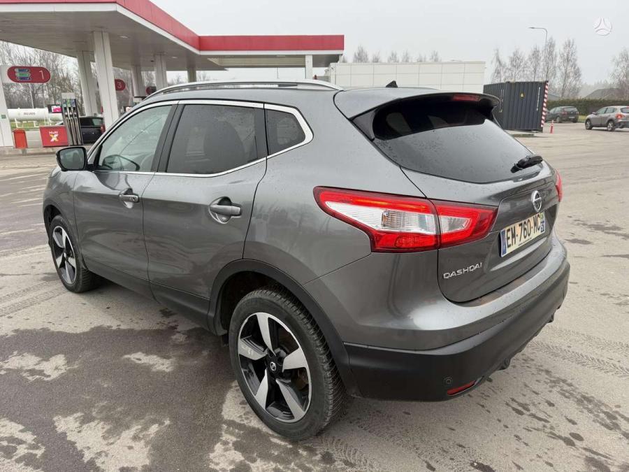 Black Nissan Qashqai 2017 in Taurage, with an engine capacity of 1.60 L and mileage of 175 thousand km for 8900 €, photo 3 on AUTOMOTO.COM.LV