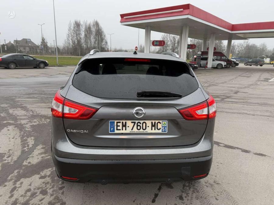 Black Nissan Qashqai 2017 in Taurage, with an engine capacity of 1.60 L and mileage of 175 thousand km for 8900 €, photo 4 on AUTOMOTO.COM.LV