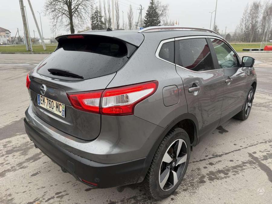 Black Nissan Qashqai 2017 in Taurage, with an engine capacity of 1.60 L and mileage of 175 thousand km for 8900 €, photo 5 on AUTOMOTO.COM.LV