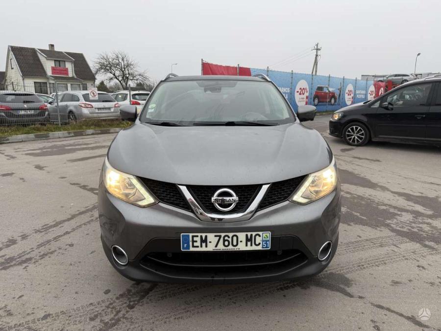 Black Nissan Qashqai 2017 in Taurage, with an engine capacity of 1.60 L and mileage of 175 thousand km for 8900 €, photo 8 on AUTOMOTO.COM.LV