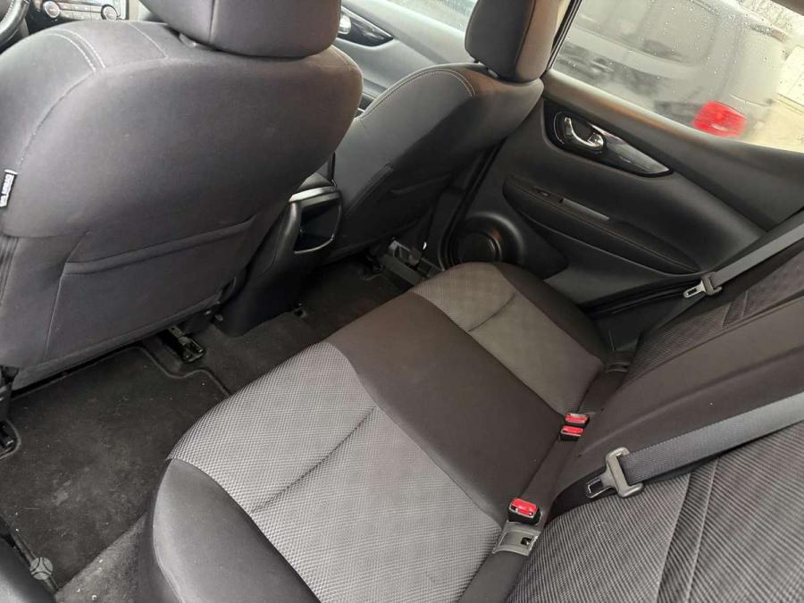 Black Nissan Qashqai 2017 in Taurage, with an engine capacity of 1.60 L and mileage of 175 thousand km for 8900 €, photo 10 on AUTOMOTO.COM.LV