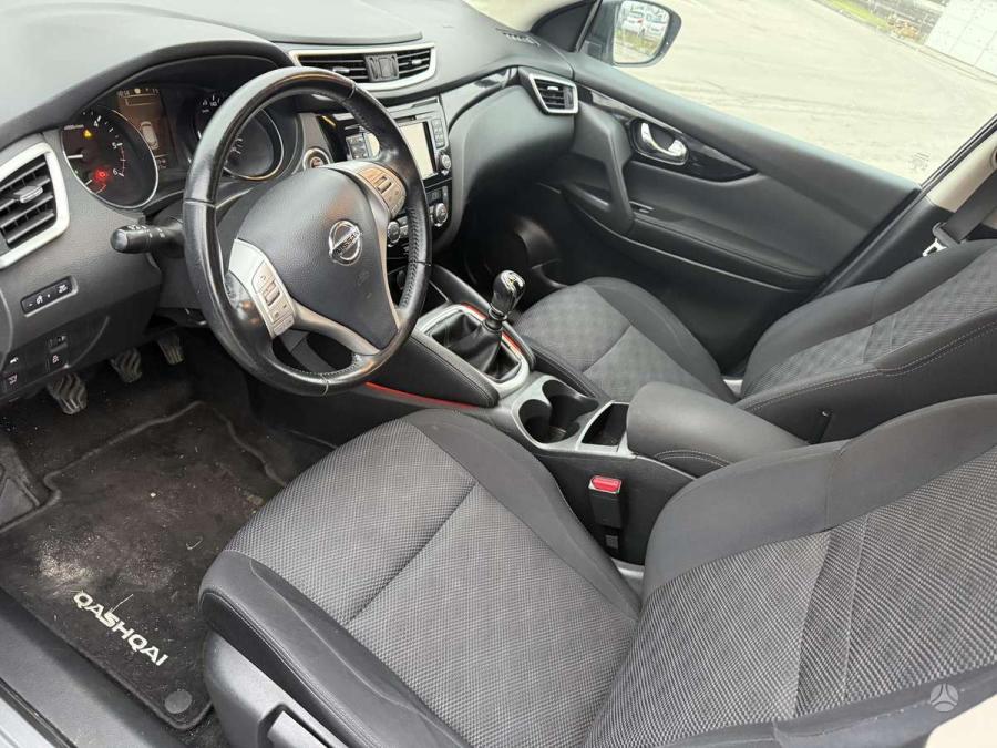 Black Nissan Qashqai 2017 in Taurage, with an engine capacity of 1.60 L and mileage of 175 thousand km for 8900 €, photo 11 on AUTOMOTO.COM.LV