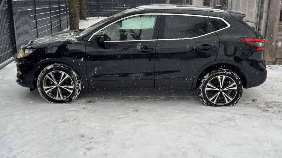 Black Nissan Qashqai 2017 in Jonava, with an engine capacity of 1.46 L and mileage of 148 thousand km for 7999 €, photo 12 on AUTOMOTO.COM.LV