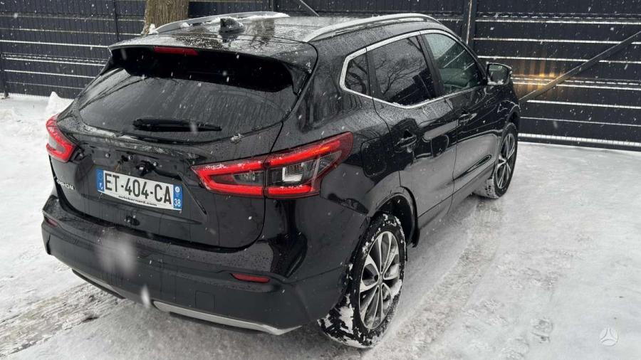 Black Nissan Qashqai 2017 in Jonava, with an engine capacity of 1.46 L and mileage of 148 thousand km for 7999 €, photo 15 on AUTOMOTO.COM.LV