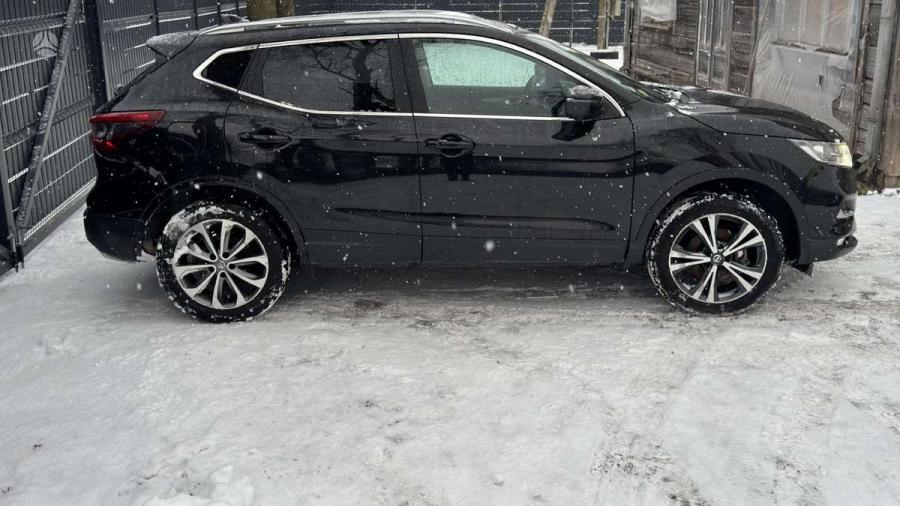 Black Nissan Qashqai 2017 in Jonava, with an engine capacity of 1.46 L and mileage of 148 thousand km for 7999 €, photo 16 on AUTOMOTO.COM.LV