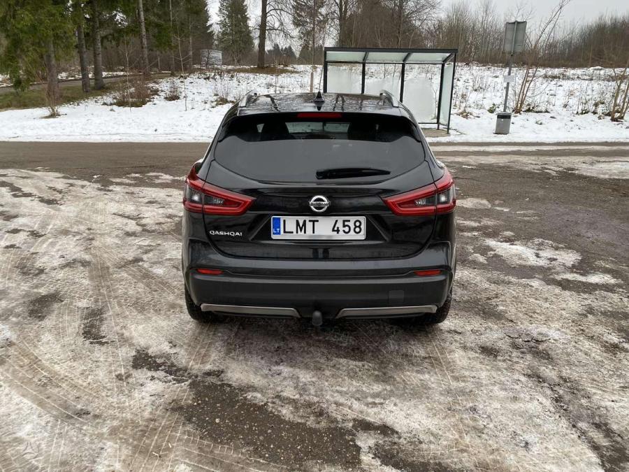 Black Nissan Qashqai 2017 in Telschi, with an engine capacity of 1.60 L and mileage of 243 thousand km for 10499 €, photo 5 on AUTOMOTO.COM.LV