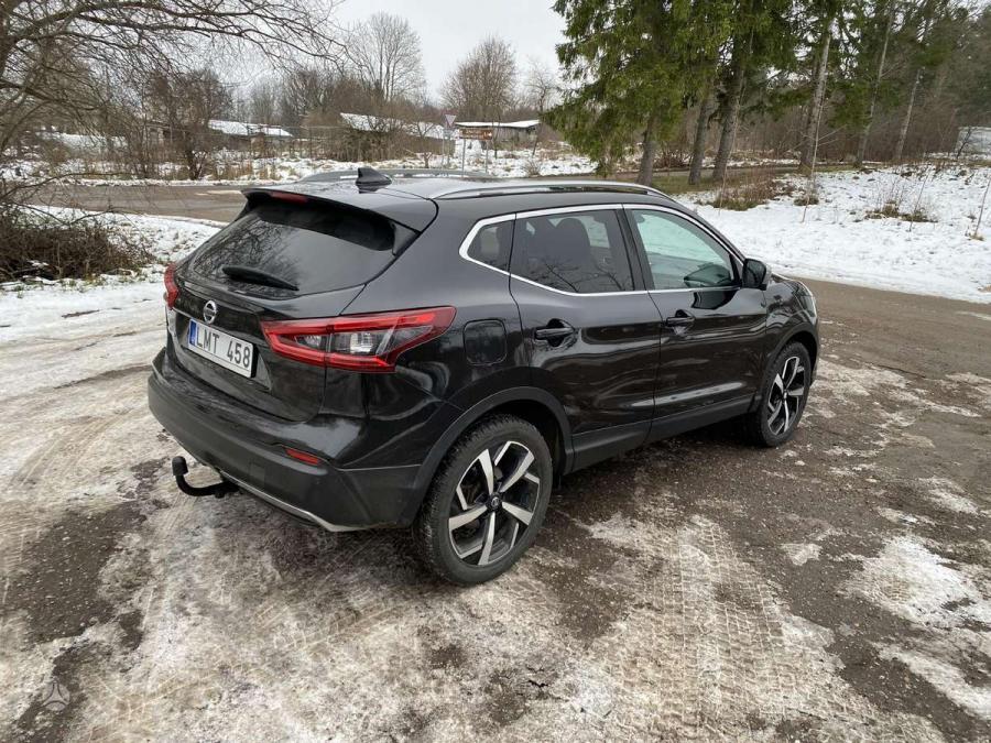 Black Nissan Qashqai 2017 in Telschi, with an engine capacity of 1.60 L and mileage of 243 thousand km for 10499 €, photo 6 on AUTOMOTO.COM.LV