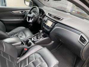 Black Nissan Qashqai 2017 in Telschi, with an engine capacity of 1.60 L and mileage of 243 thousand km for 10499 €, photo 8 on AUTOMOTO.COM.LV