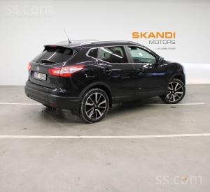 Black Nissan Qashqai 2017 in Riga, with an engine capacity of 1.20 L and mileage of 101 thousand km for 10990 €, photo 4 on AUTOMOTO.COM.LV