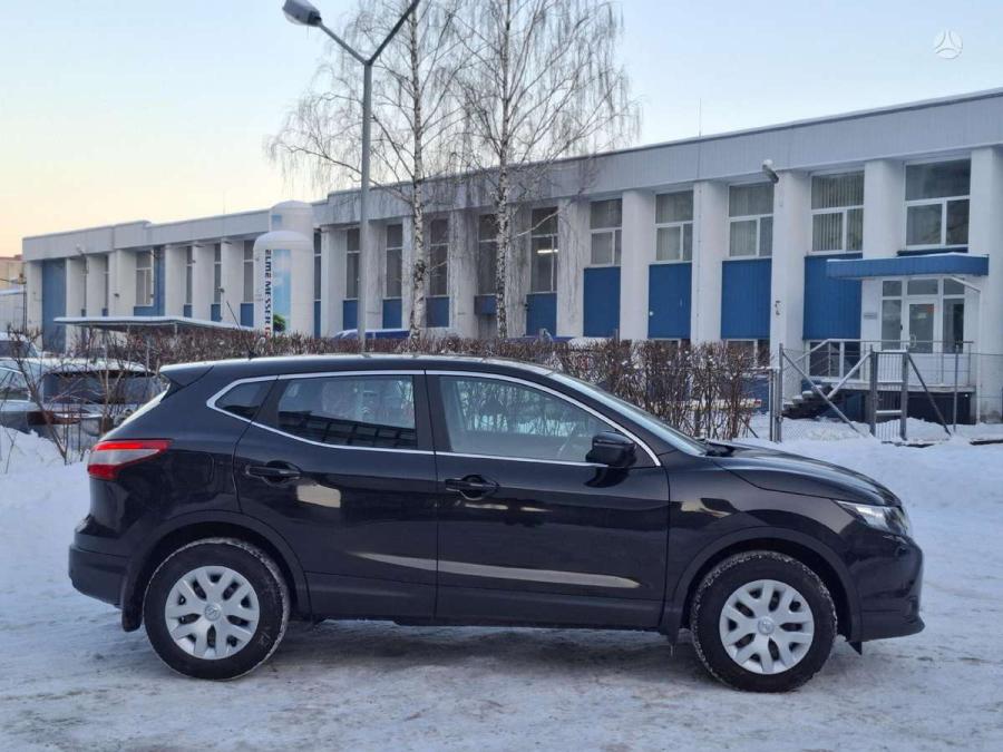 Black Nissan Qashqai 2017 in Vilnius, with an engine capacity of 1.20 L and mileage of 132 thousand km for 7300 €, photo 7 on AUTOMOTO.COM.LV
