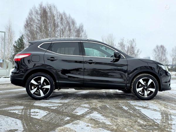 Black Nissan Qashqai 2017 in Taurage, with an engine capacity of 1.60 L and mileage of 291 thousand km for 8500 €, photo 4 on AUTOMOTO.COM.LV