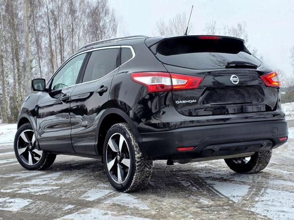 Black Nissan Qashqai 2017 in Taurage, with an engine capacity of 1.60 L and mileage of 291 thousand km for 8500 €, photo 6 on AUTOMOTO.COM.LV