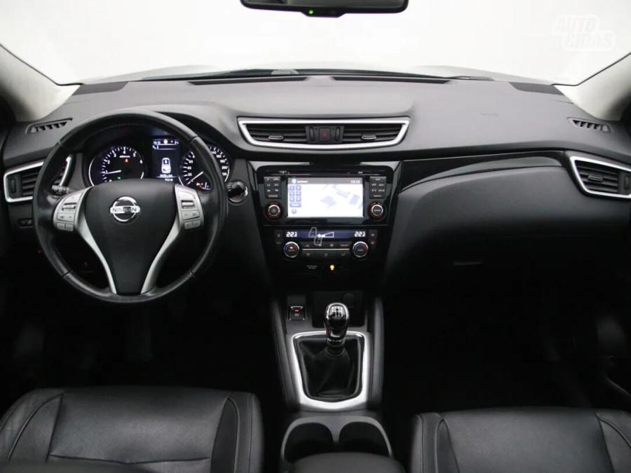 Black Nissan Qashqai 2017 in Vilnius, with an engine capacity of 1.20 L and mileage of 146 thousand km for 11599 €, photo 3 on AUTOMOTO.COM.LV