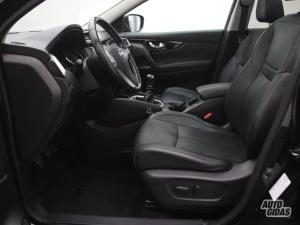 Black Nissan Qashqai 2017 in Vilnius, with an engine capacity of 1.20 L and mileage of 146 thousand km for 11599 €, photo 5 on AUTOMOTO.COM.LV