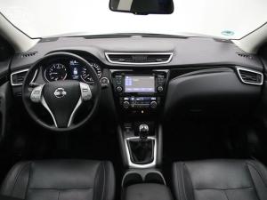 Black Nissan Qashqai 2017 in Vilnius, with an engine capacity of 1.60 L and mileage of 186 thousand km for 12199 €, photo 3 on AUTOMOTO.COM.LV