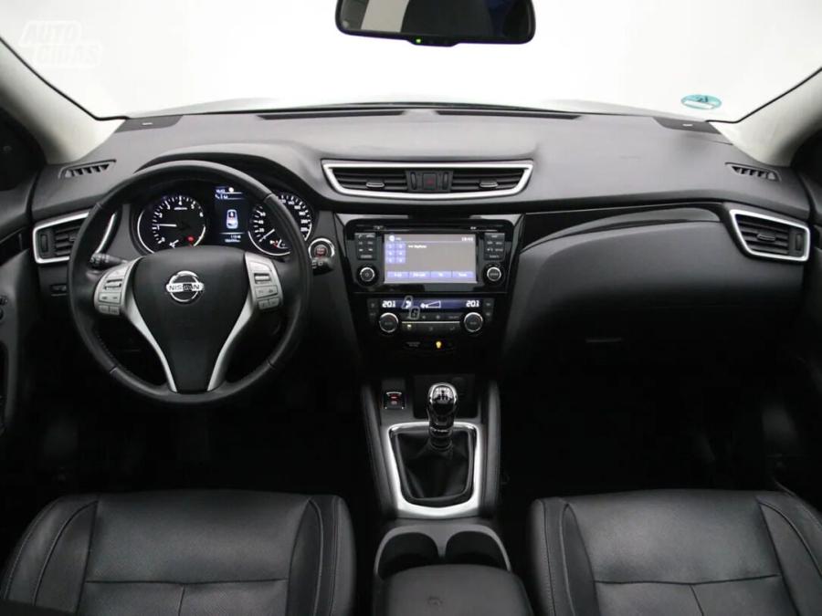 Black Nissan Qashqai 2017 in Vilnius, with an engine capacity of 1.60 L and mileage of 186 thousand km for 12199 €, photo 3 on AUTOMOTO.COM.LV